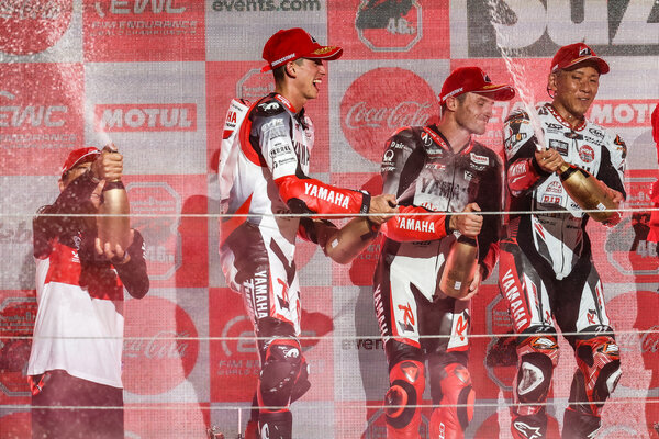 70周年を彩ったホワイト&レッドのR1が217周を走破、YRTが2位表彰台を獲得、YARTは転倒リタイア | 2025 鈴鹿8耐スペシャル ...